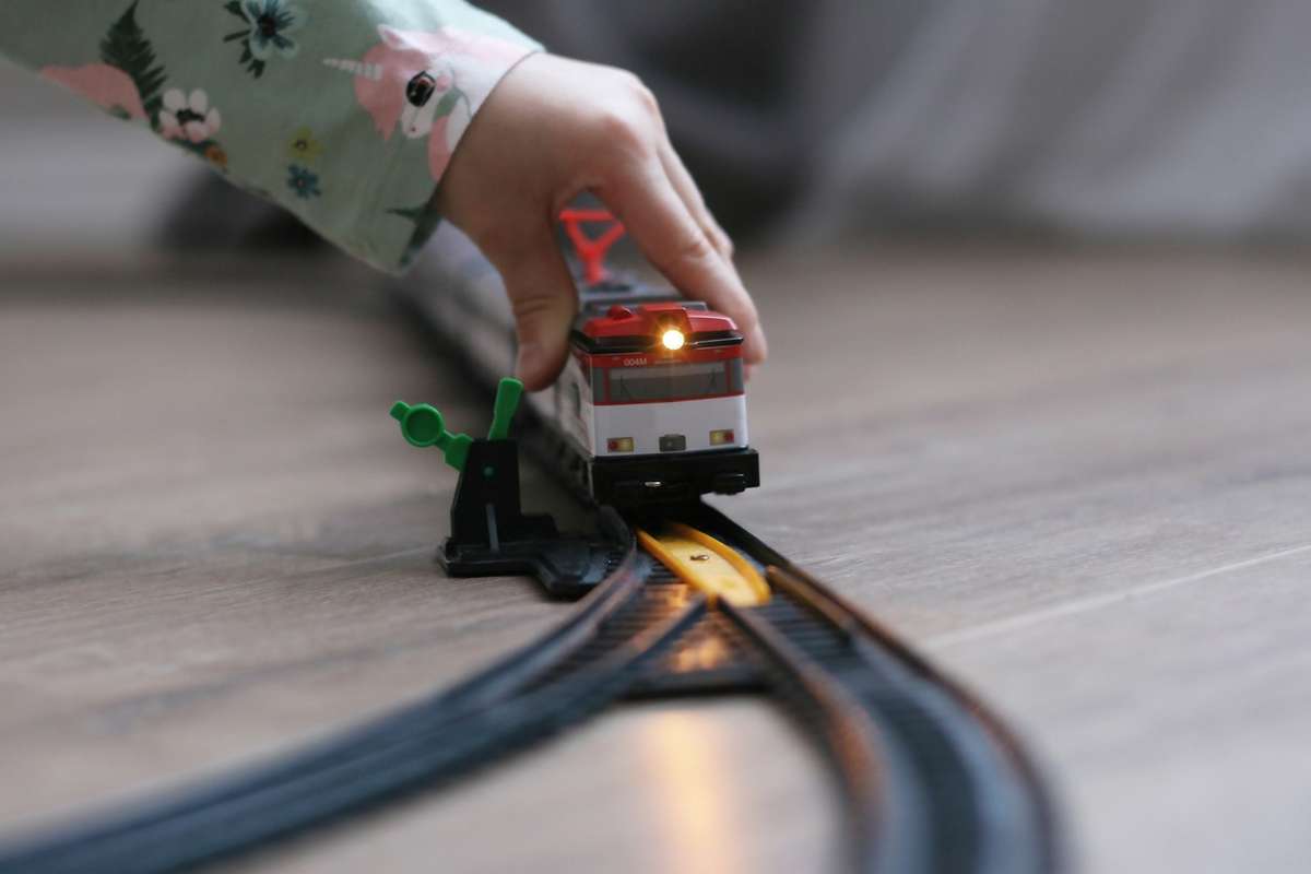 What are the benefits of playing with model trains? - MickcharlesModels