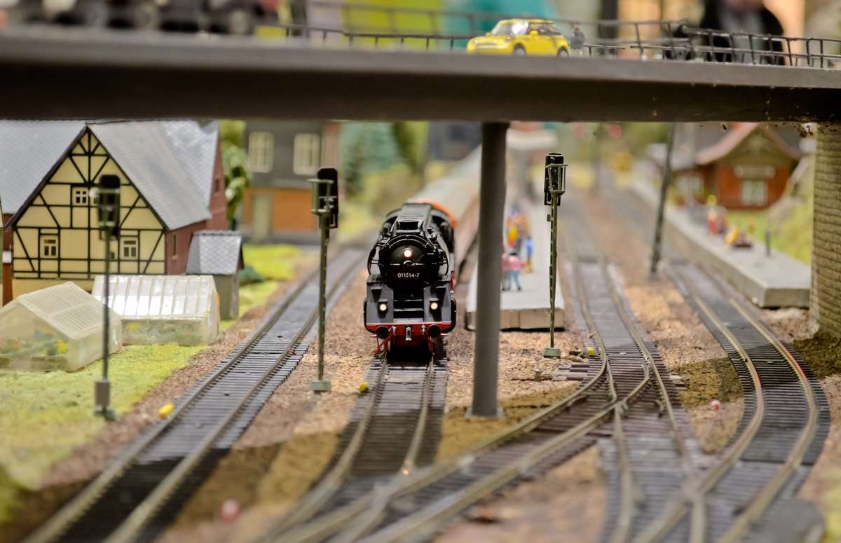 How to Use Digital Command Control (DCC) for Model Trains: Step-by-Step ...